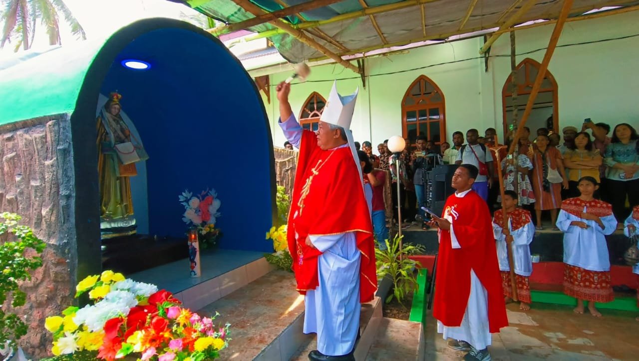 Uskup Manokwari Sorong resmikan Goa Santa Maria di Stasi Santo Timotius ...